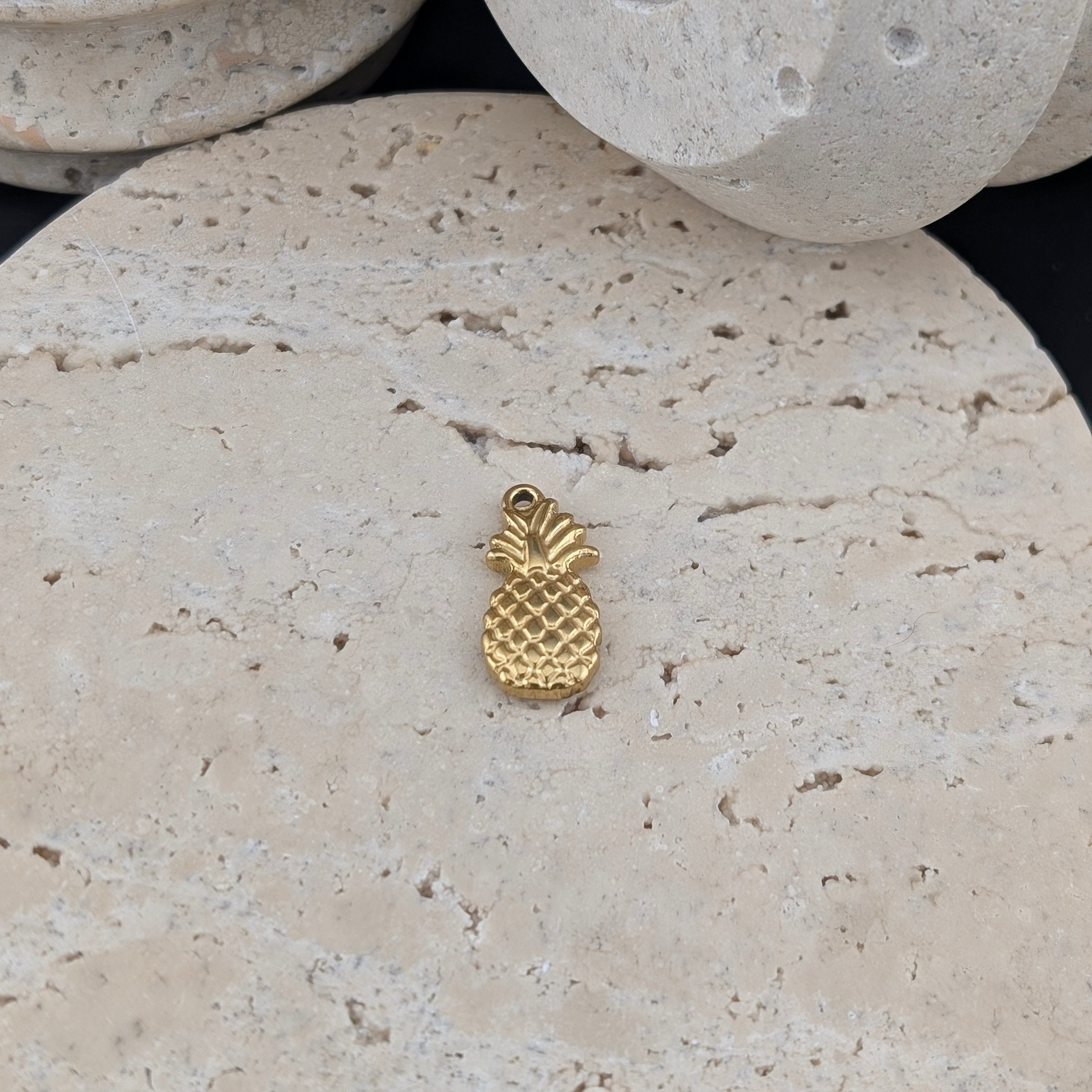 Ananas texturé couleur or – Bijoux Sophistikate